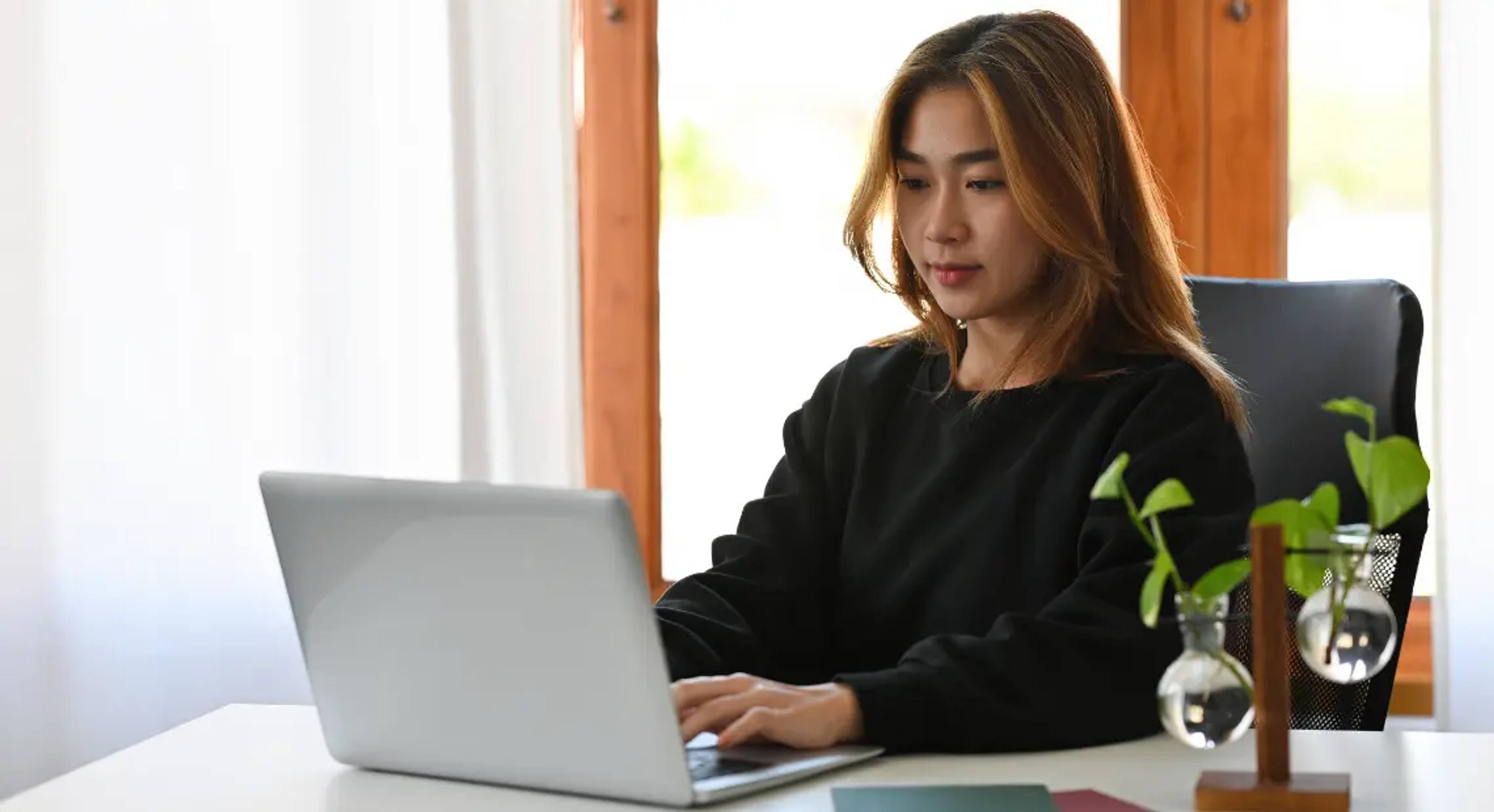 10 Best Custom Email Signature Creators To Enhance Your Business Emails